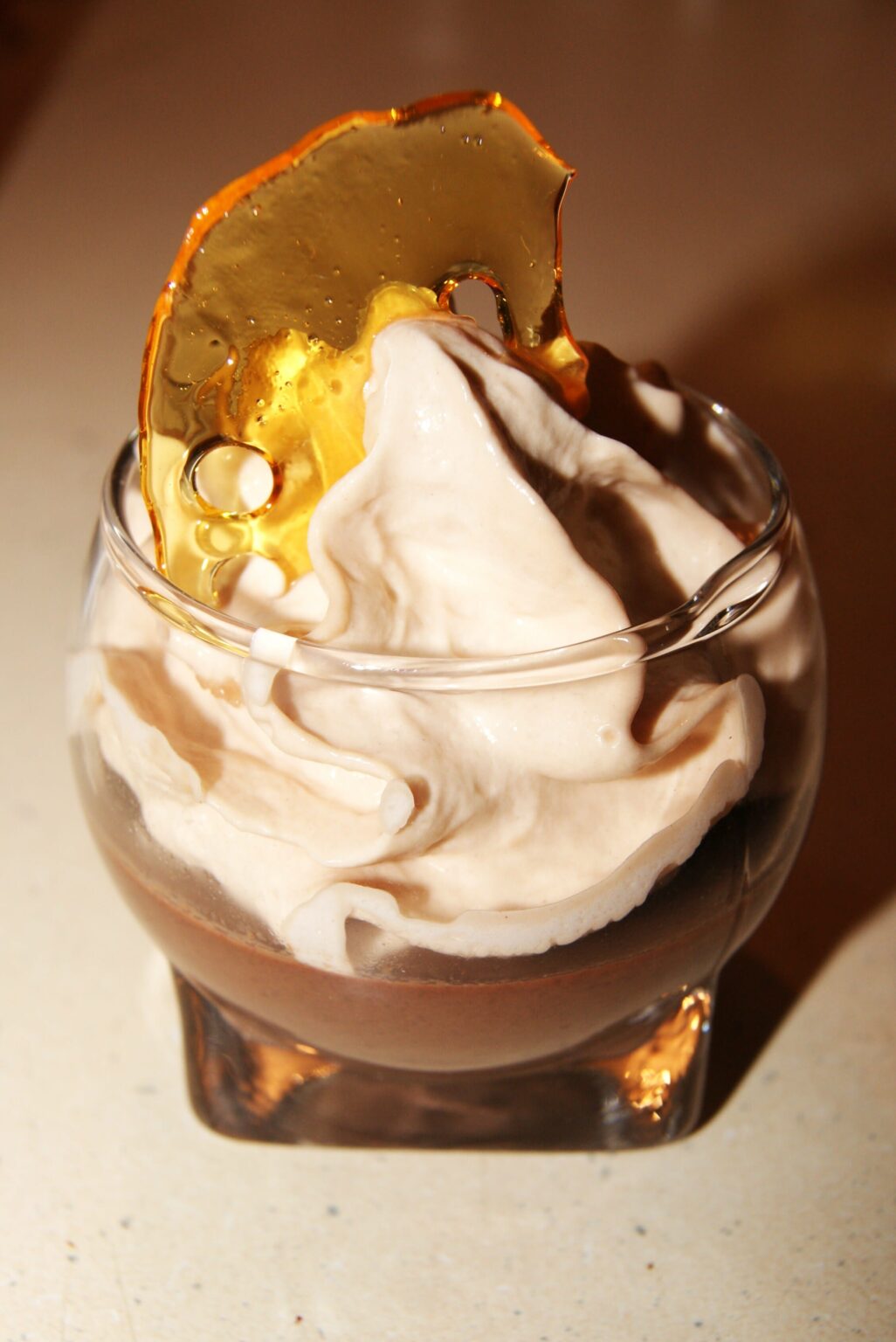 Verrines Chantilly Caramel sur Truffon Chocolat - Lilie Bakery