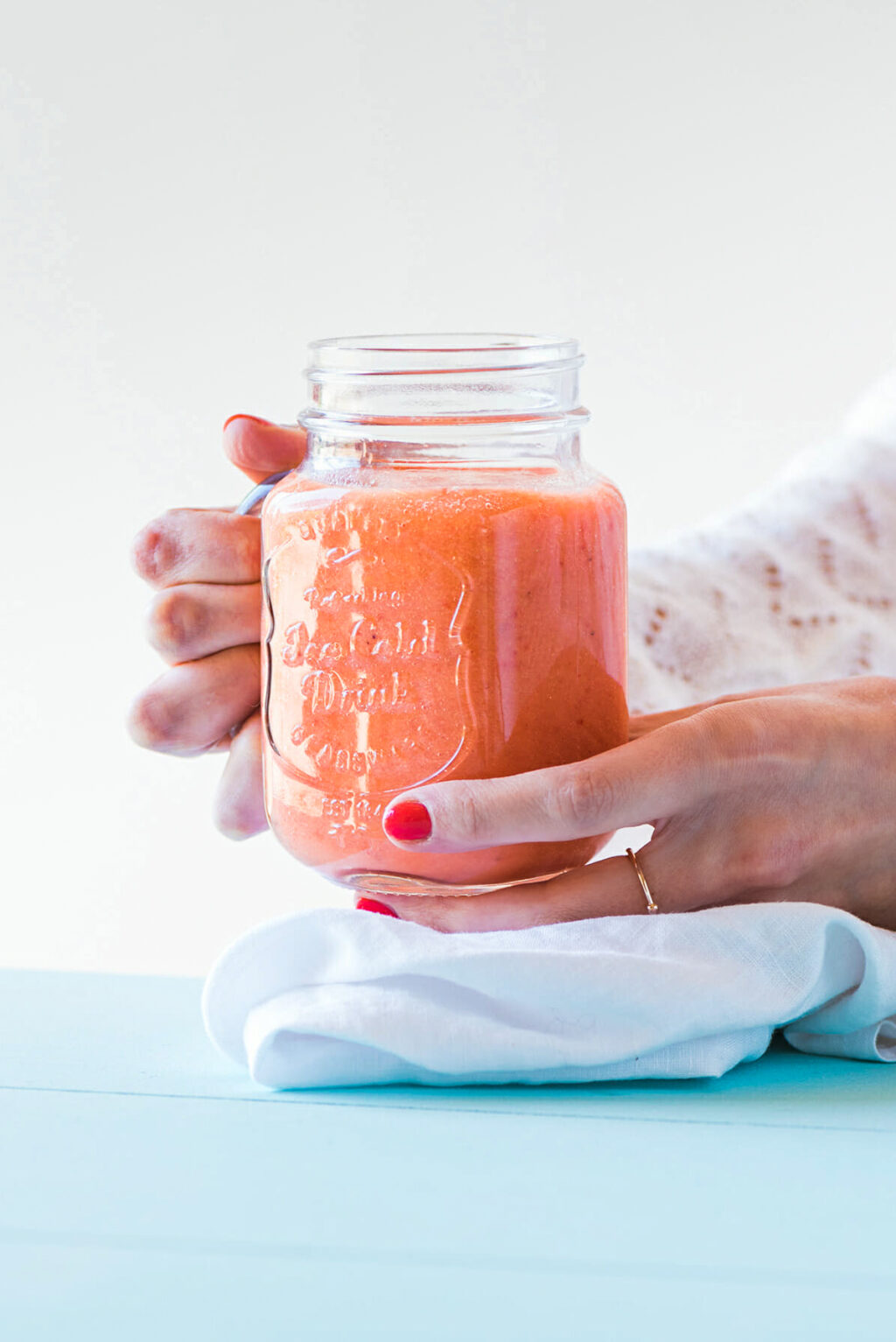 Smoothie Fraise Mangue Ananas, la recette en 4 ingrédients - Lilie Bakery